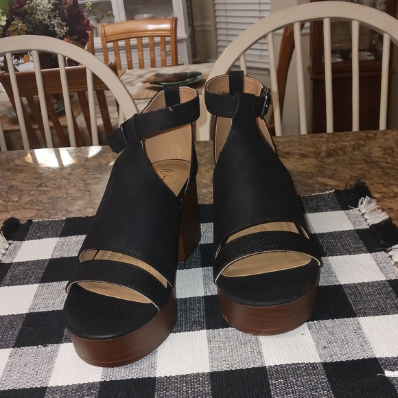 Wonderly | Shoes | Wonderly Womens Black Platform Heels Size 75 M ...